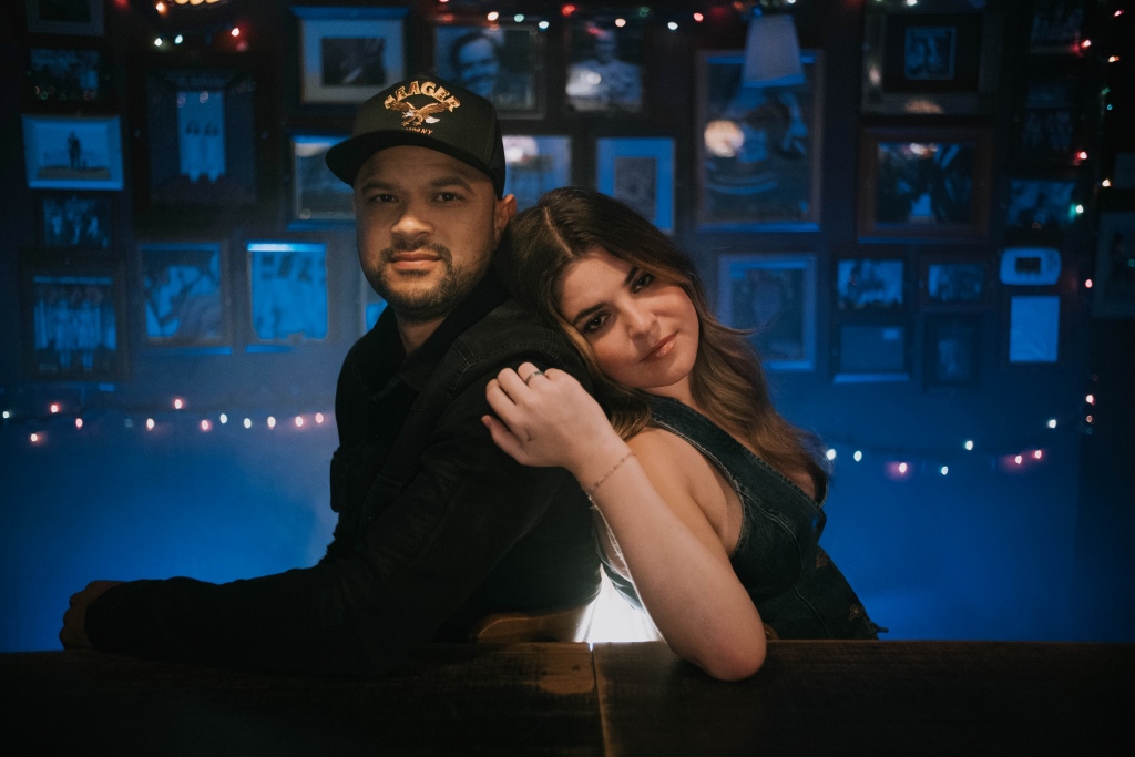 Tebey in duet met Tenille Arts op 'Hangover At My Place'